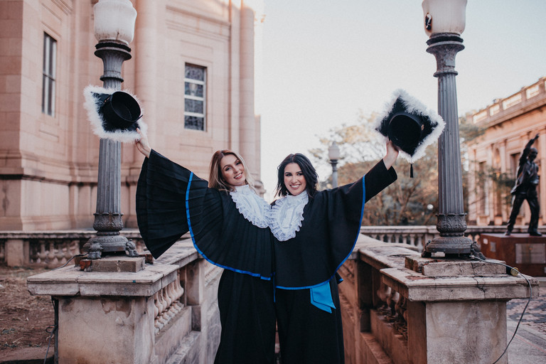 Bianca & Renata | Prova de toga urbana - Arquitetura PUCRS - HISTÓRIAS