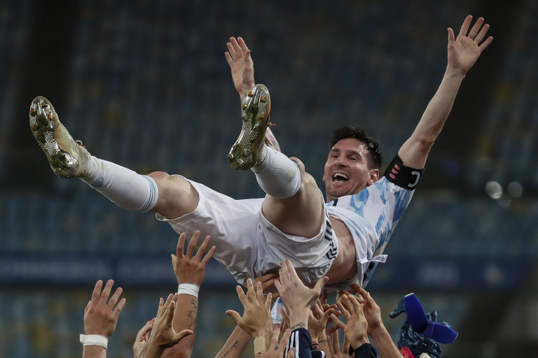 Lionel Messi: o primeiro troféu / Lionel Messi: the first trophy ...